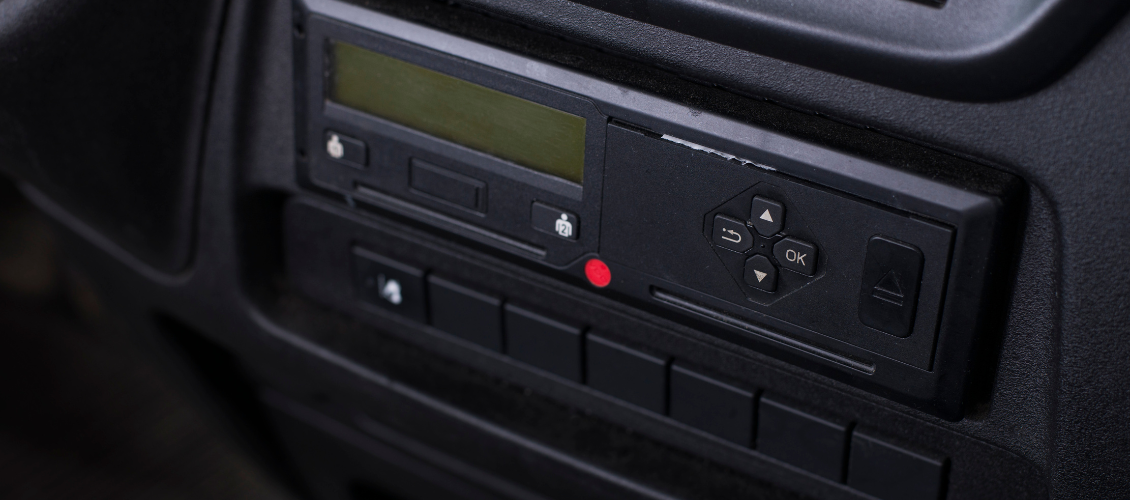 Jak przestawić tachograf cyfrowy? Odpowiadamy - Akademia czasu pracy